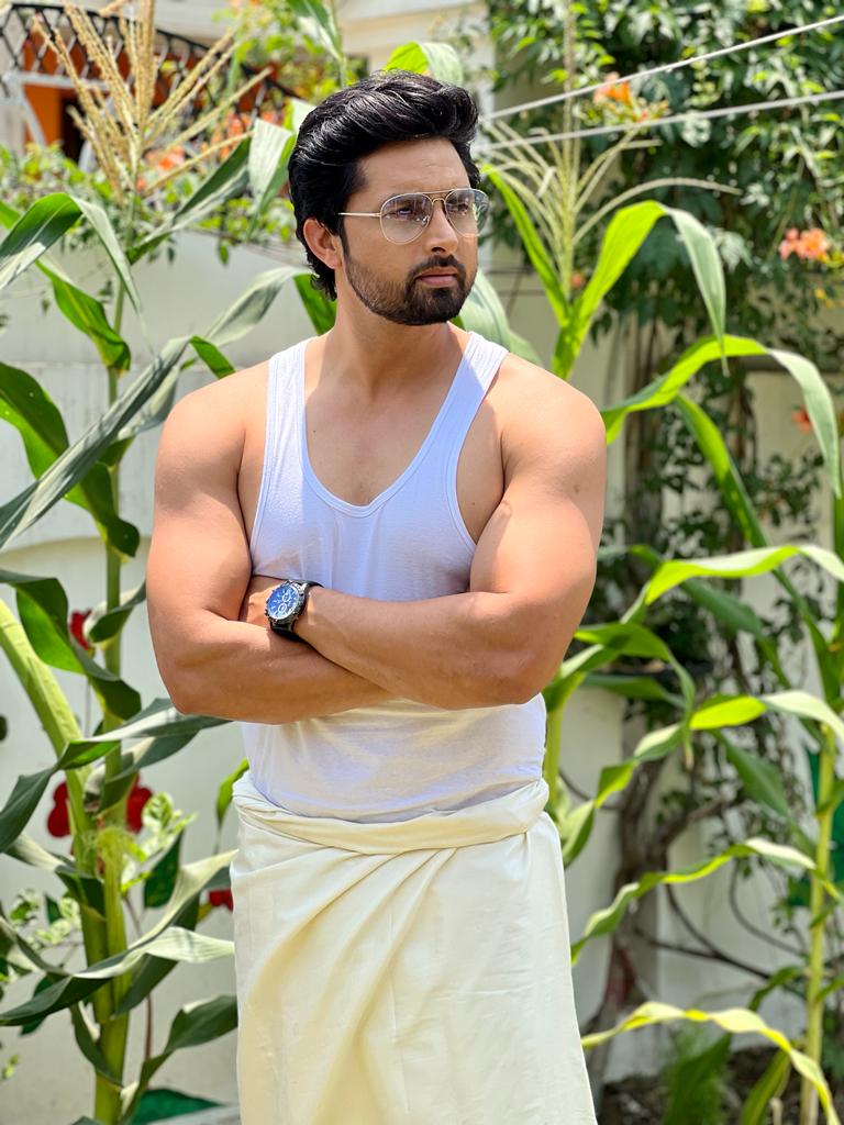 धोती और गंजी में वायरल हुई मोनालिसा के पति विक्रांत सिंह राजपूत की तस्वीर, फैंस ने बताया साउथ ...